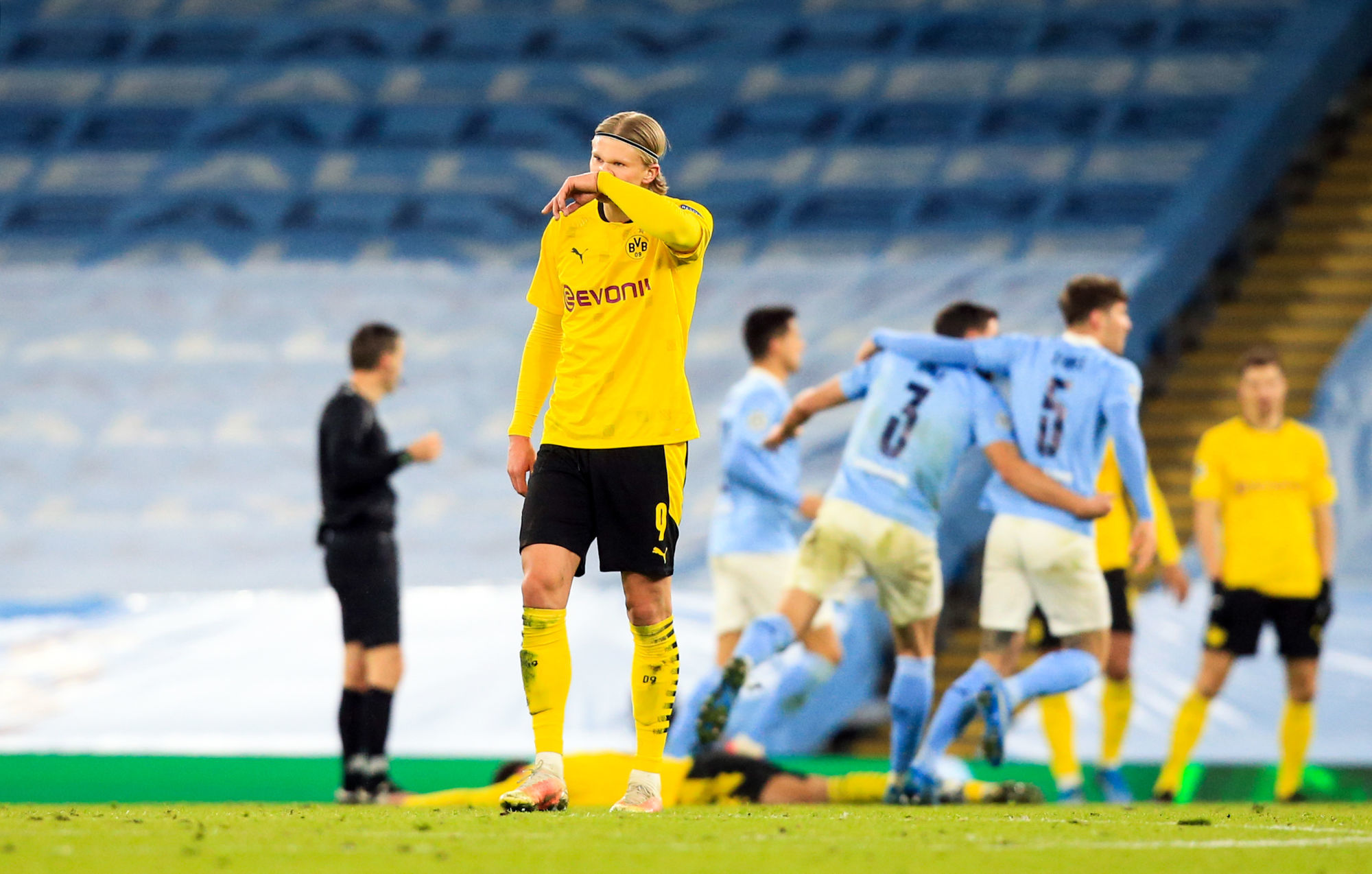 Quand Erling Haaland signe un autographe à l'arbitre assistant de City ...